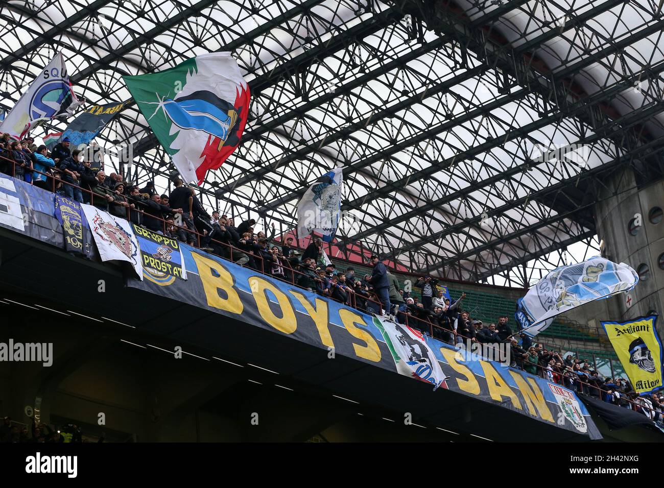 Italy fans with flags and banners hi-res stock photography and images ...