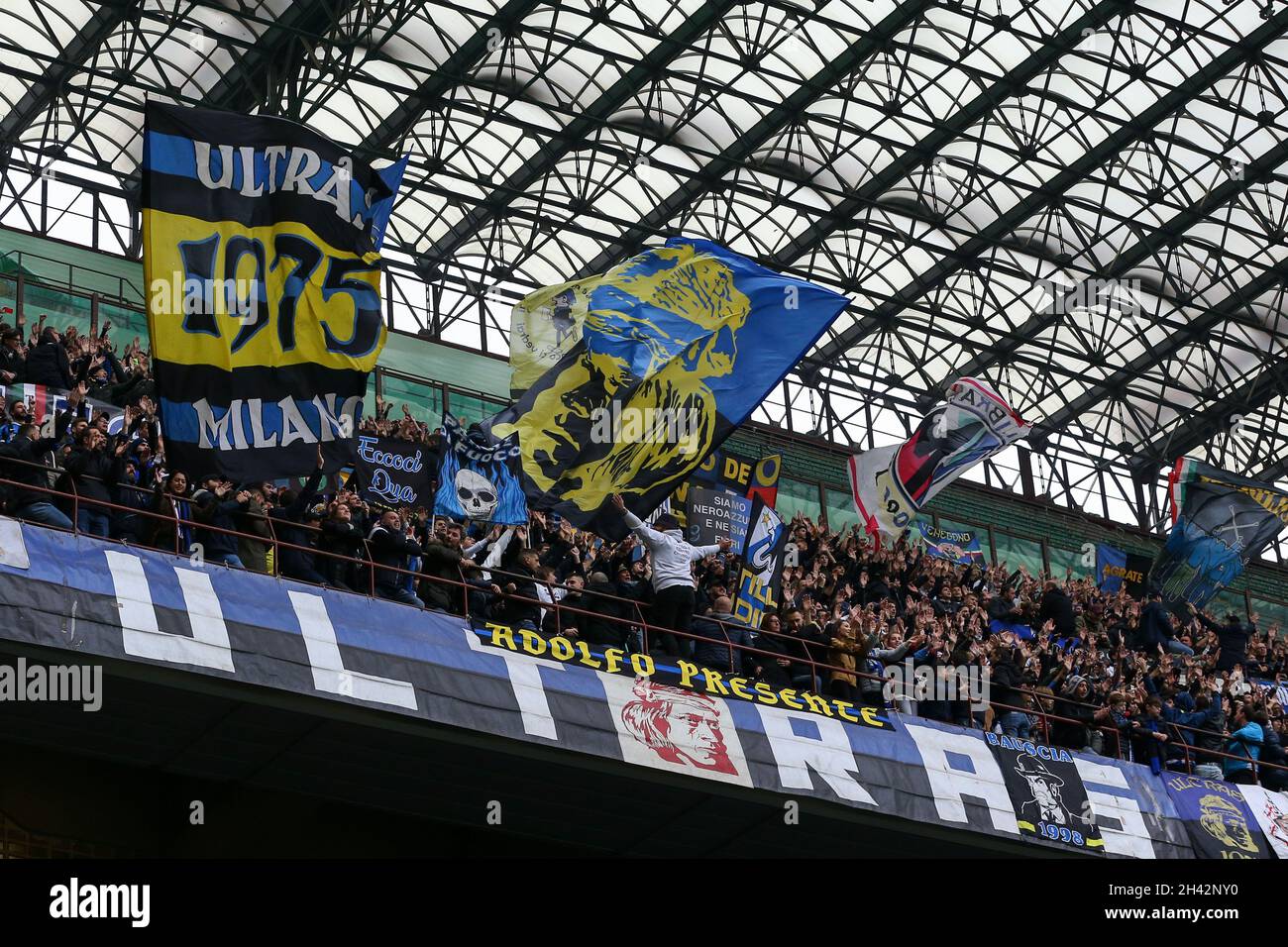Italy fans with flags and banners hi-res stock photography and images ...