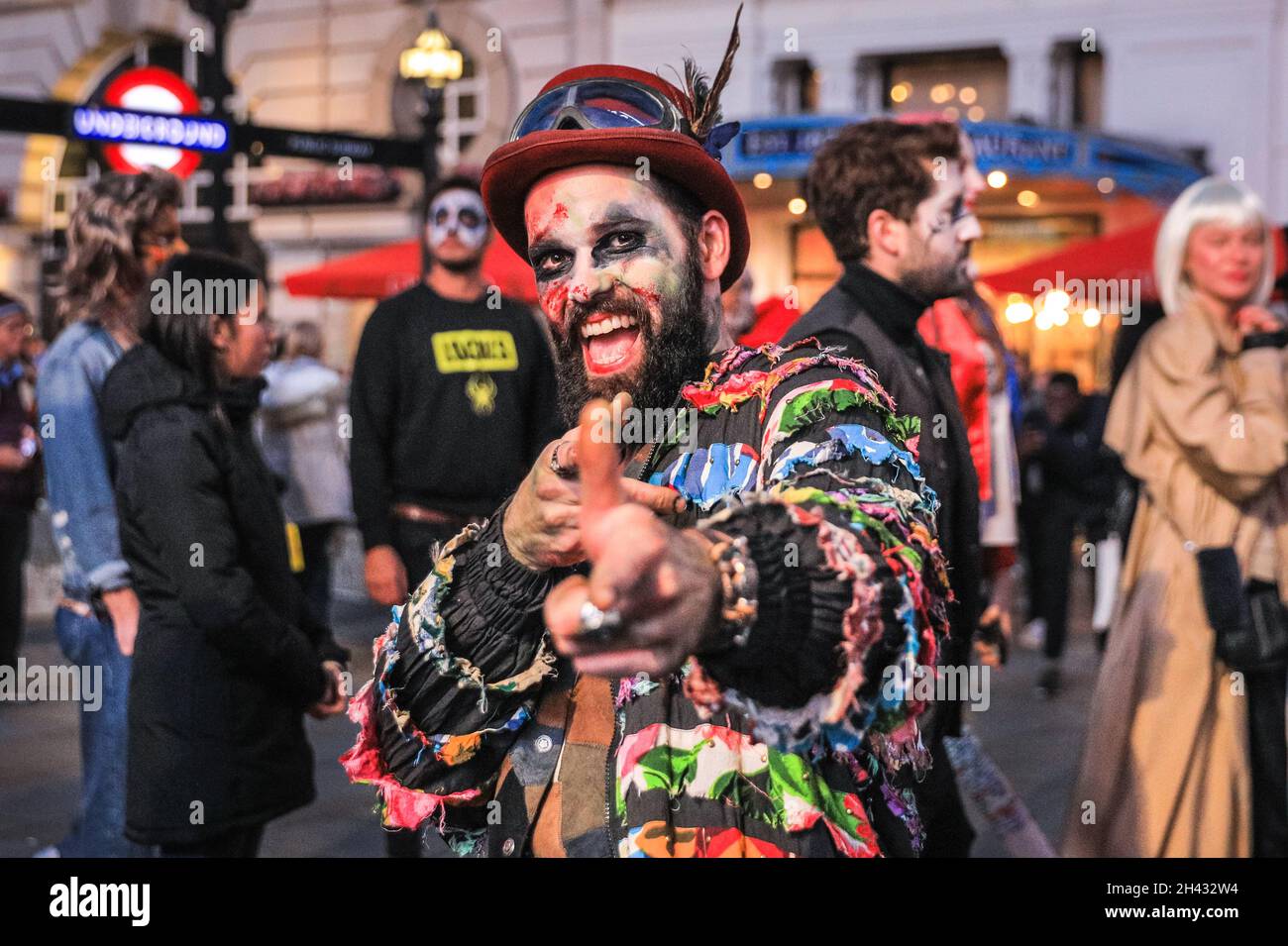 Flash mob dance costumes hi-res stock photography and images - Alamy