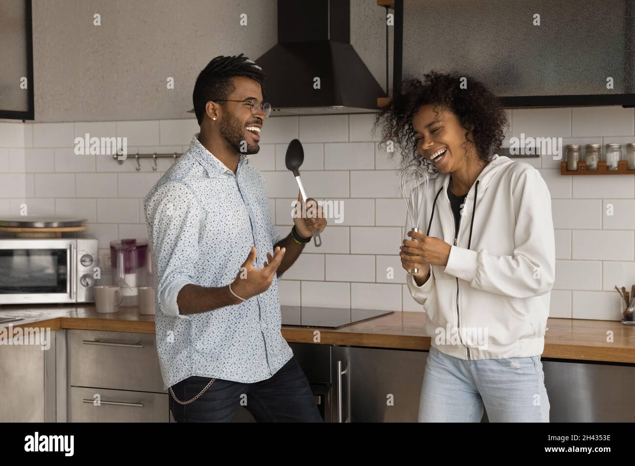 Family singing in kitchen hi-res stock photography and images - Alamy
