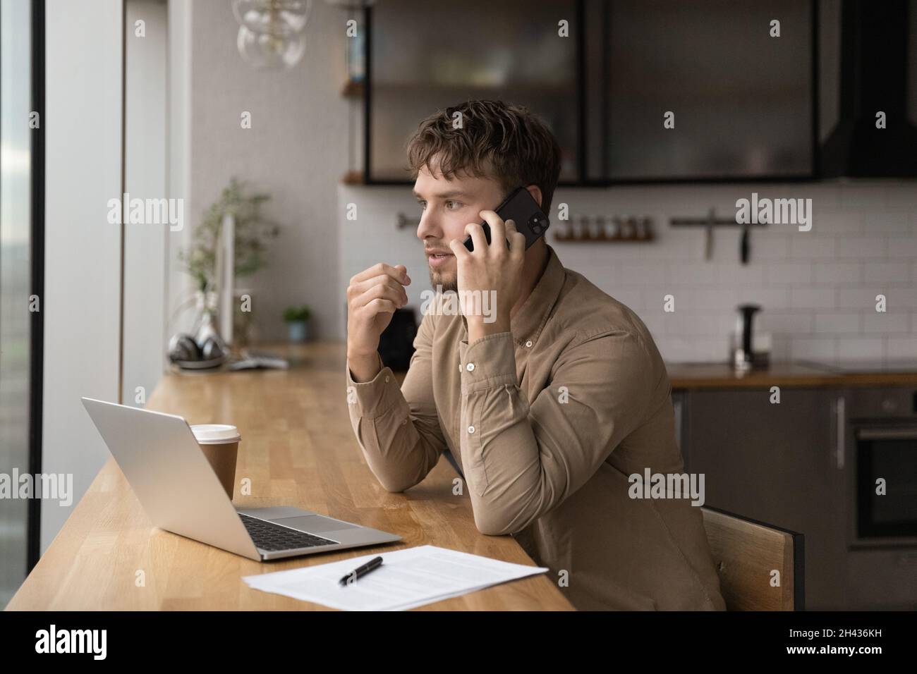 Negotiate mobile office hi-res stock photography and images - Alamy