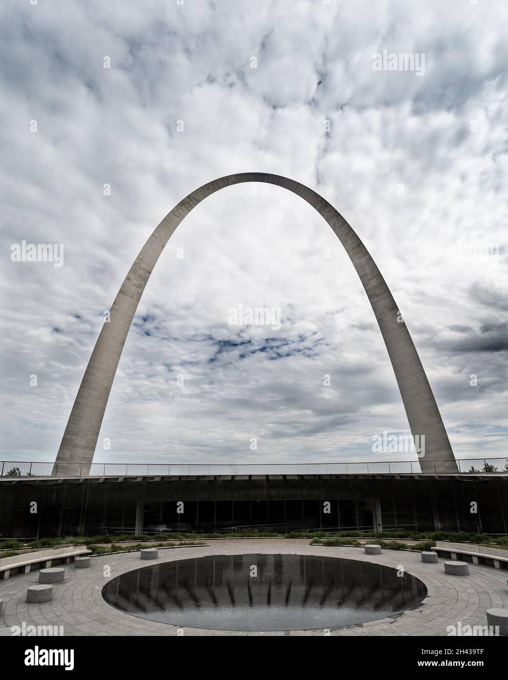 A vertical shot of The Gateway Arch with cloudy sky background in USA ...