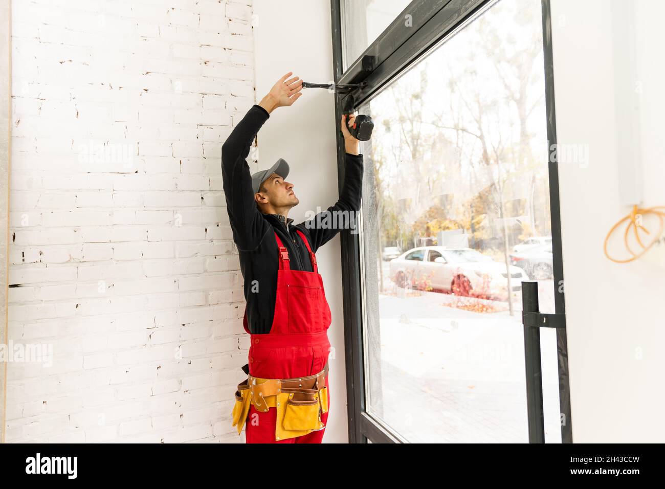 Construction Worker Installing New Windows In House Stock Photo - Alamy
