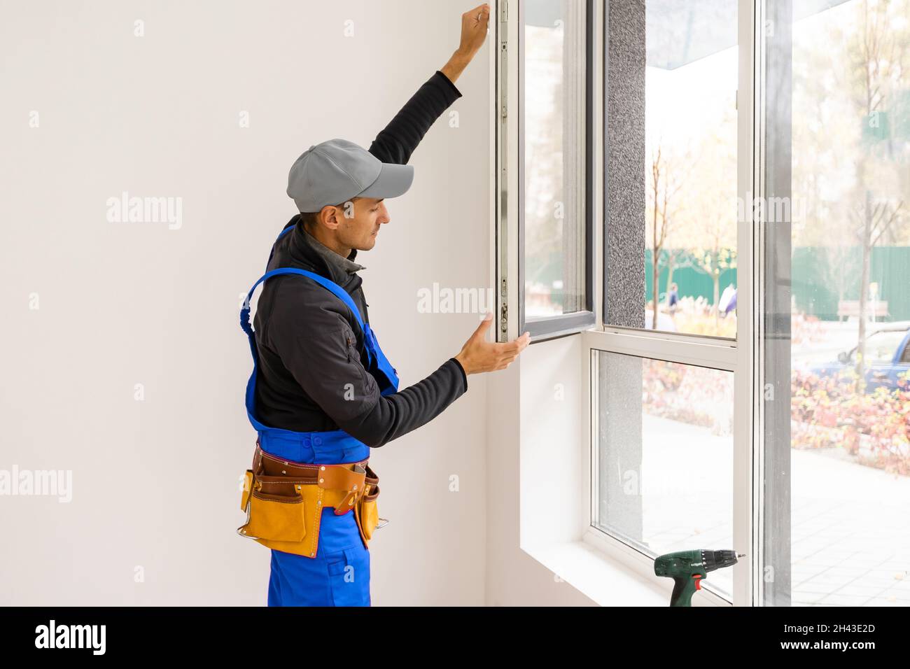 Construction Worker Installing New Windows In House Stock Photo - Alamy