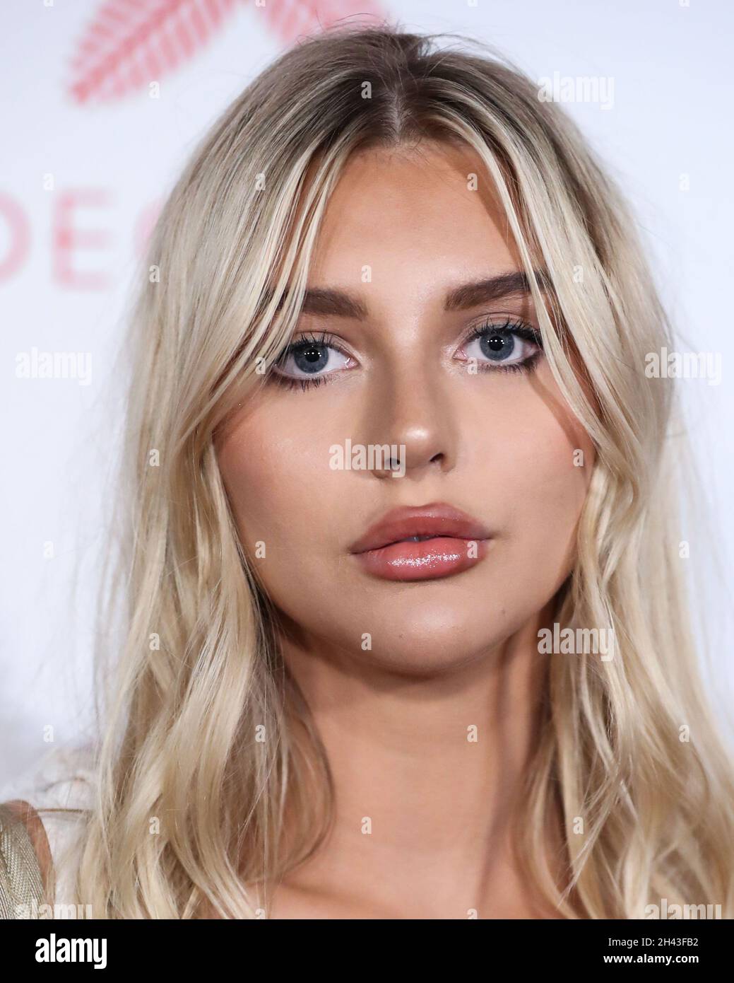 BEL AIR, LOS ANGELES, CALIFORNIA, USA - OCTOBER 30: Model Elizabeth ...