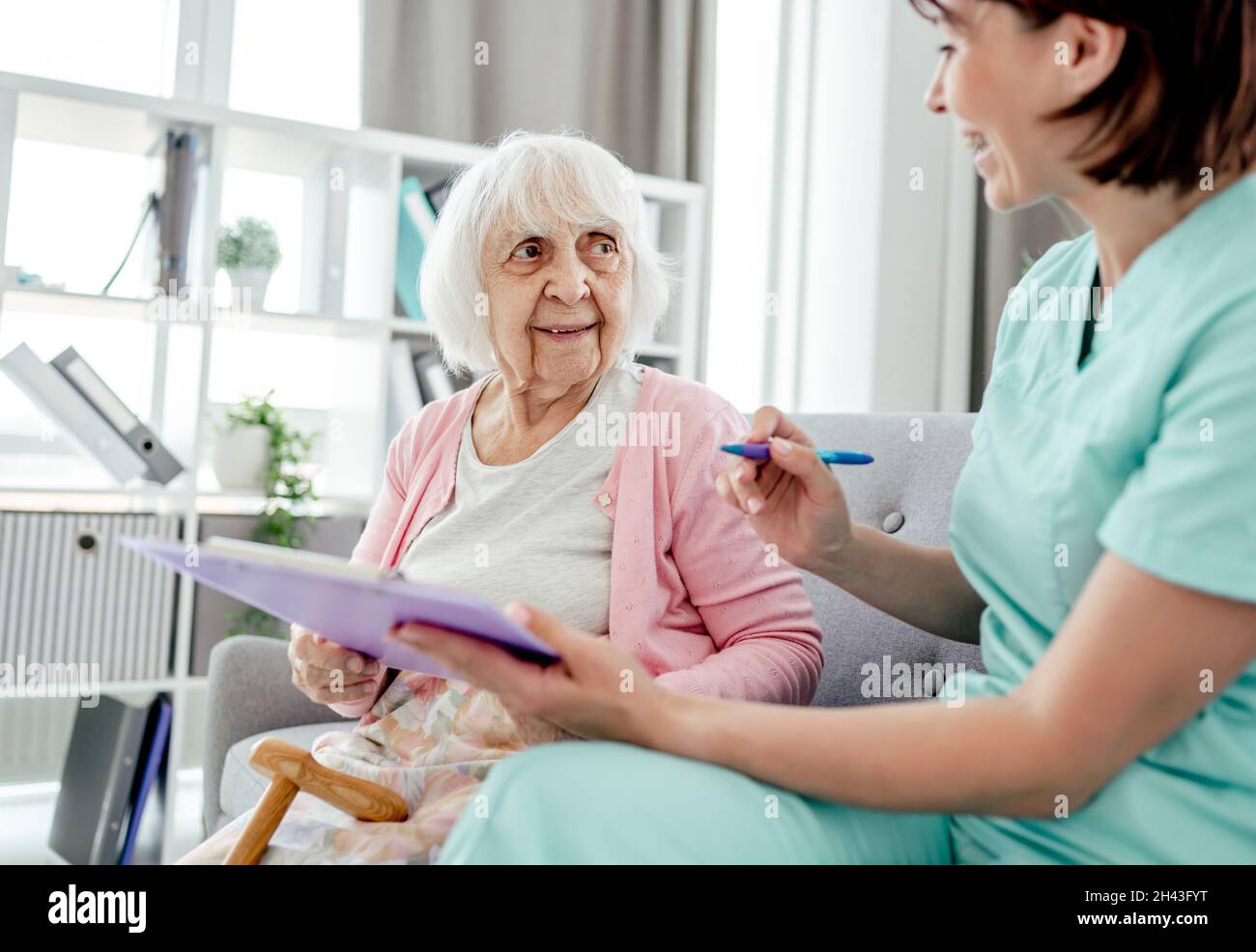 Nurse caring home senior hi-res stock photography and images - Alamy
