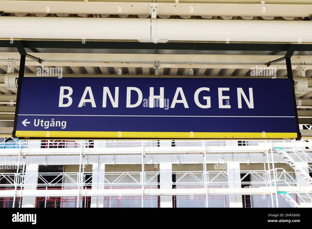 Metro platform sign hi-res stock photography and images - Alamy
