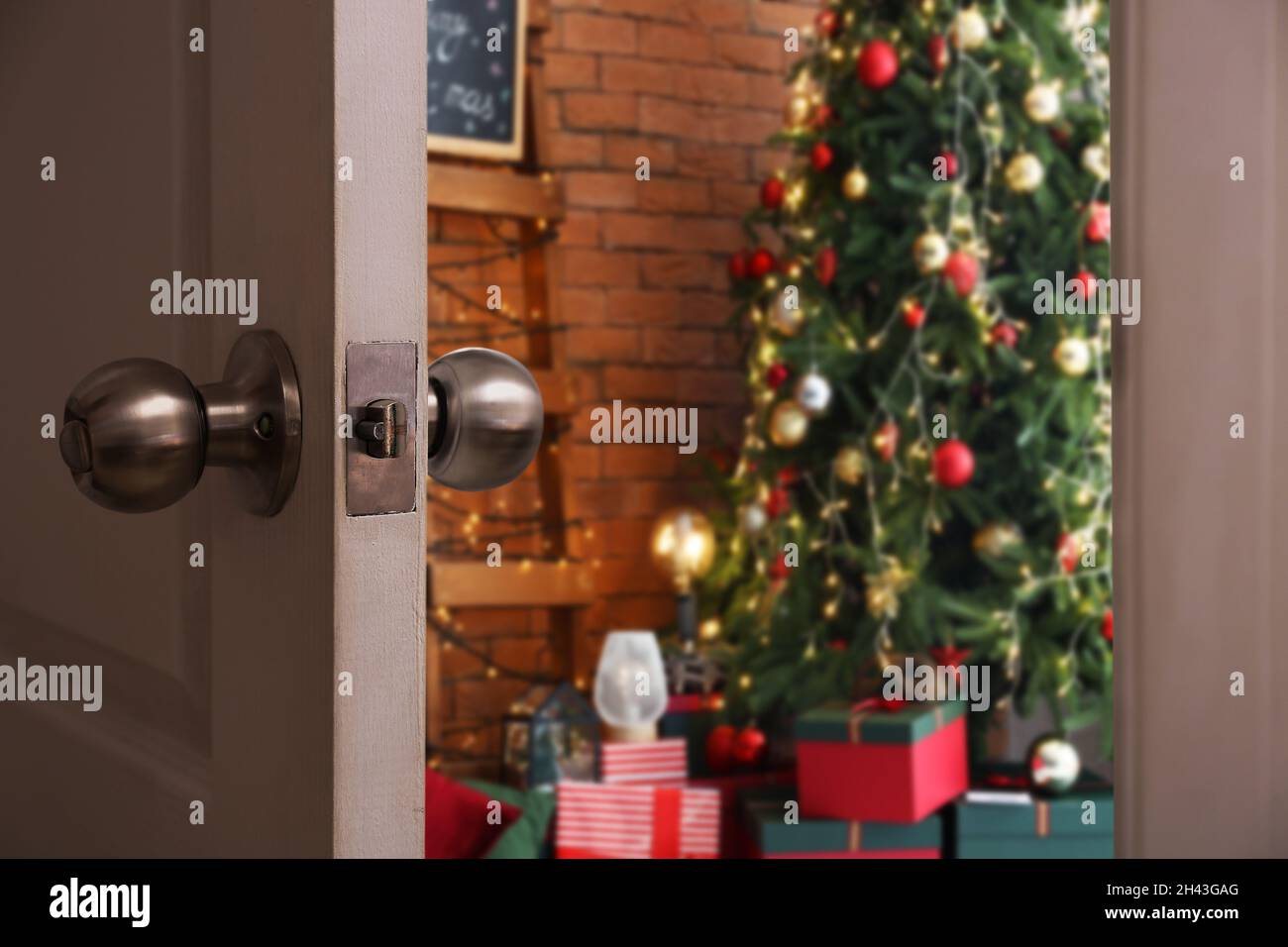 Door opening to christmas tree hi-res stock photography and images - Alamy