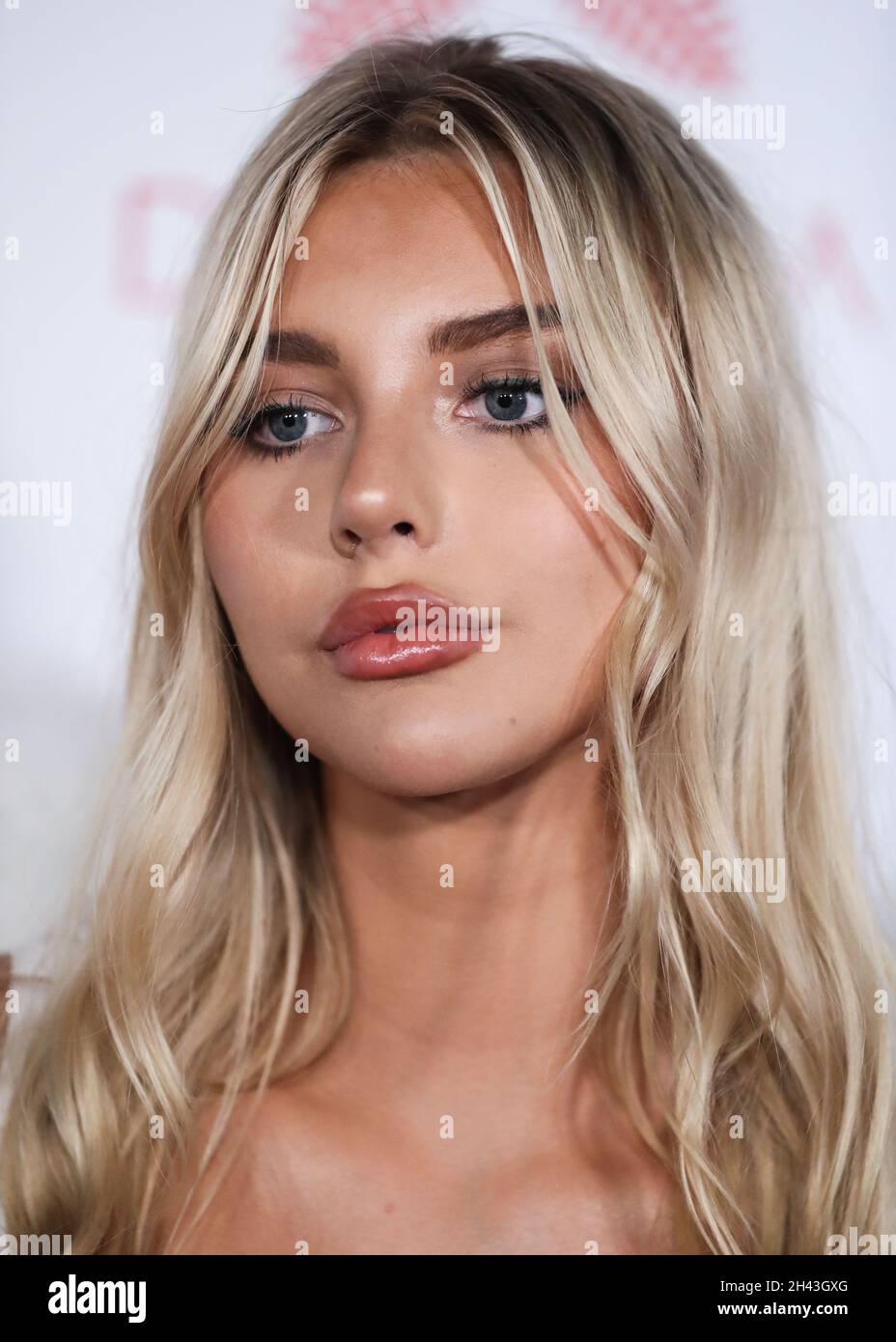 BEL AIR, LOS ANGELES, CALIFORNIA, USA - OCTOBER 30: Model Elizabeth ...