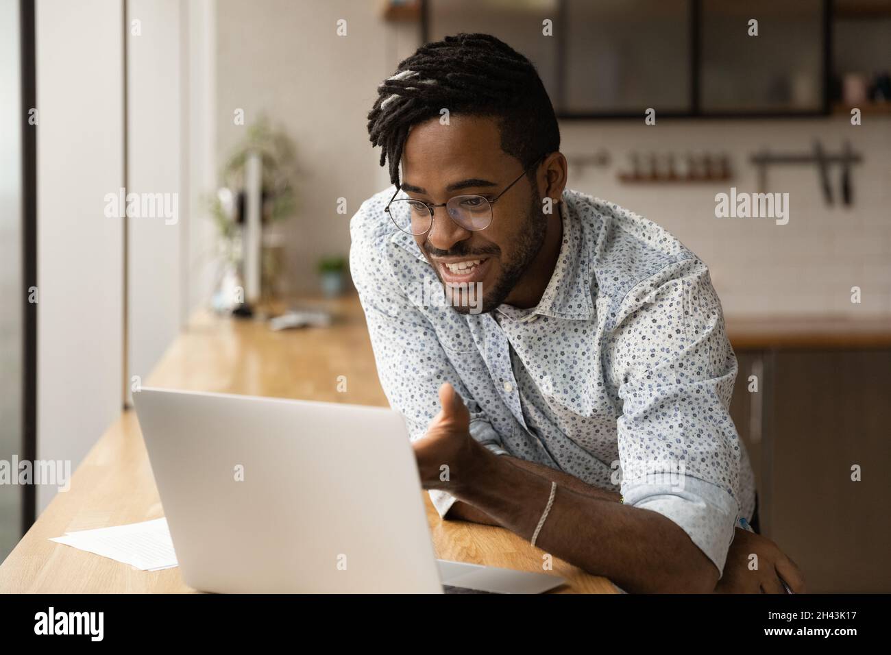 Videocall reading hi-res stock photography and images - Alamy