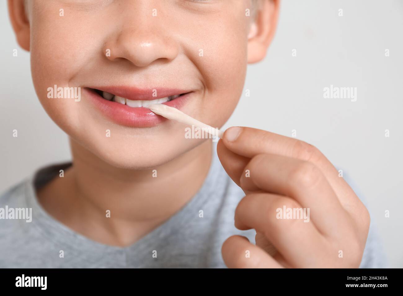 Little boy chewing gum on light background, closeup Stock Photo - Alamy