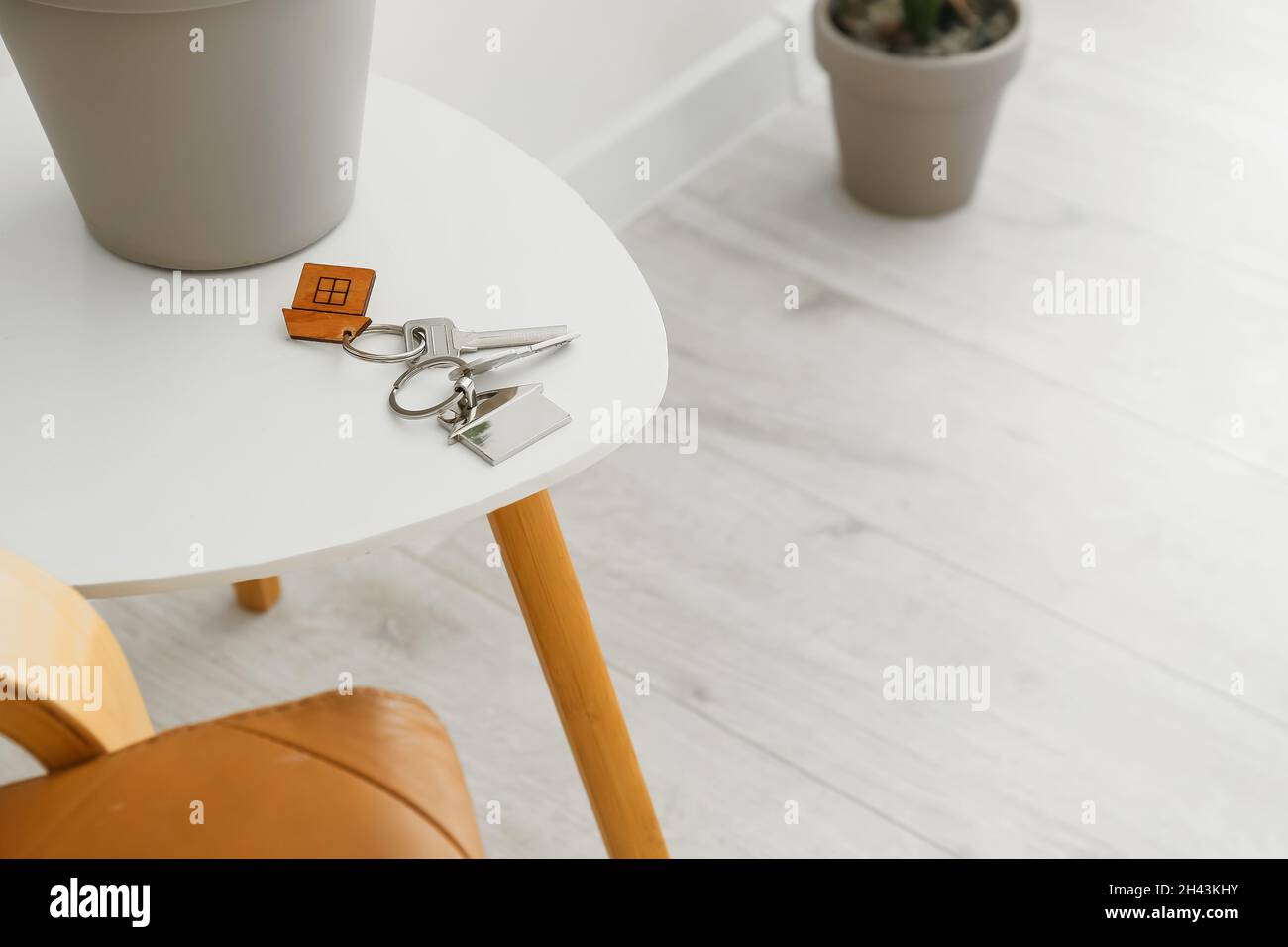 White table with keys from house in hallway Stock Photo - Alamy