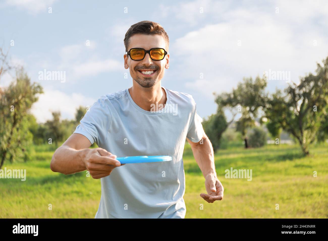 Ultimate frisbee catching hi-res stock photography and images - Alamy