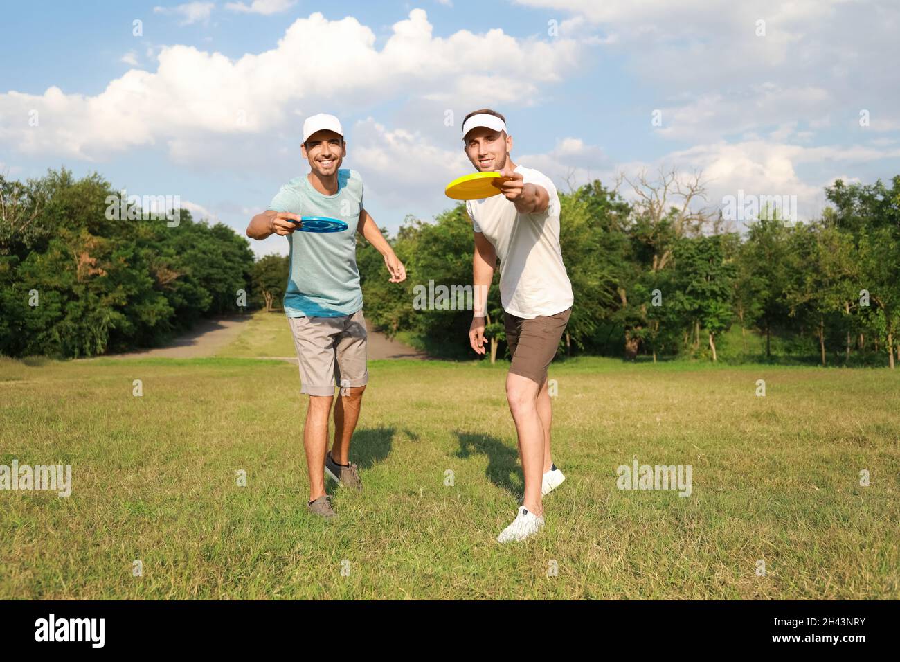 Friends playing with plastic disc hi-res stock photography and images ...