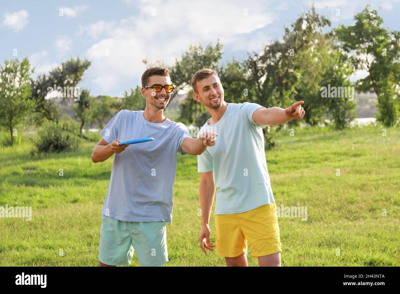 Friends playing with plastic disc hi-res stock photography and images ...