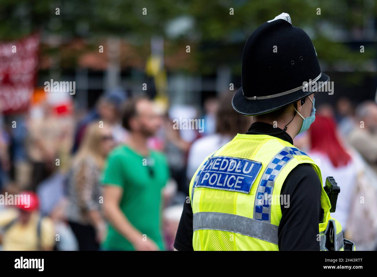 Police officer looks hi-res stock photography and images - Alamy