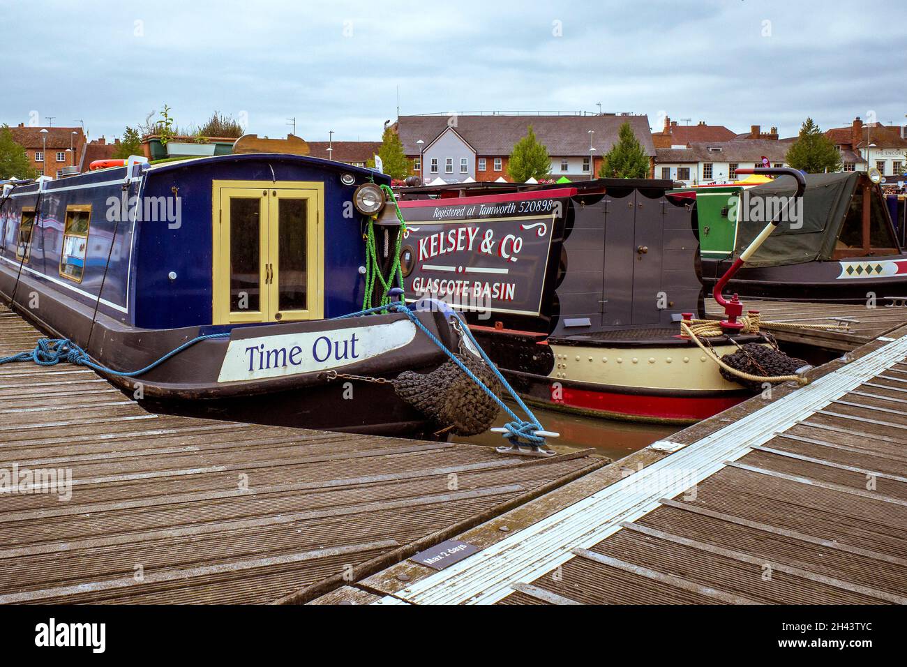 Narrow boat boats holiday holidays hi-res stock photography and images ...