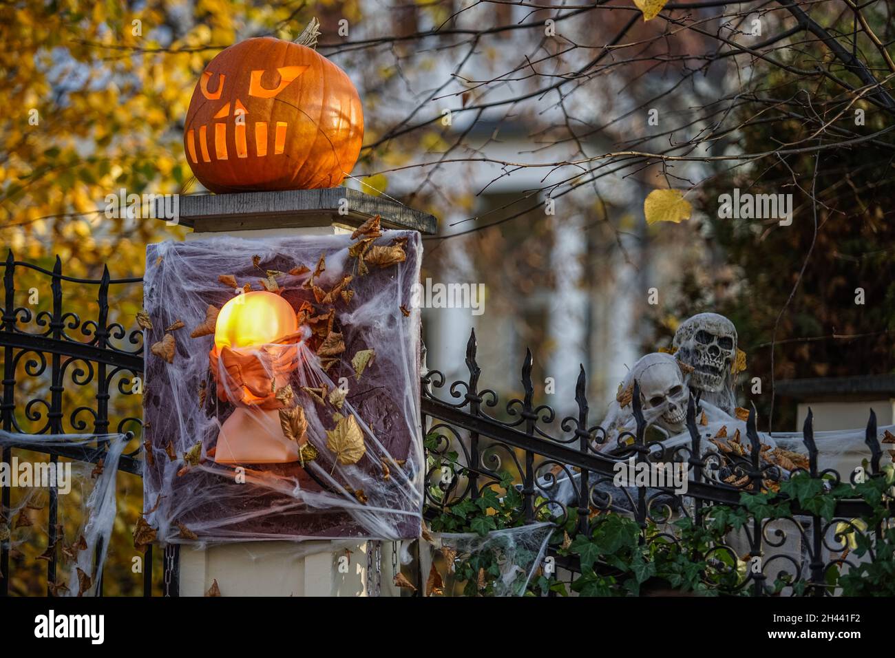 Gdansk, Poland 31st. Oct. 2021 Old mansion decorated with pumpkins ...