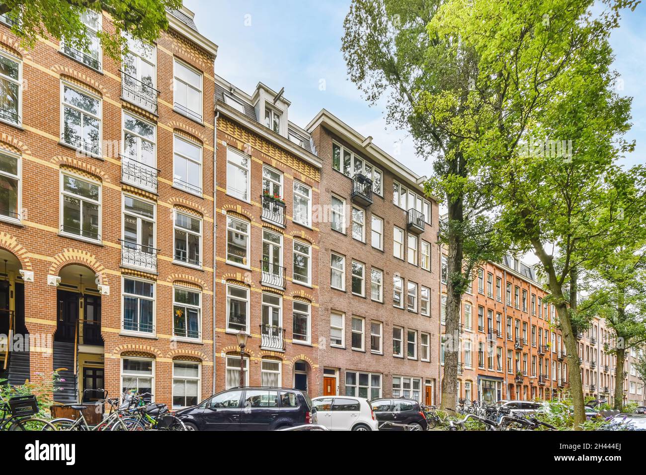 Brick high rise building hi-res stock photography and images - Alamy