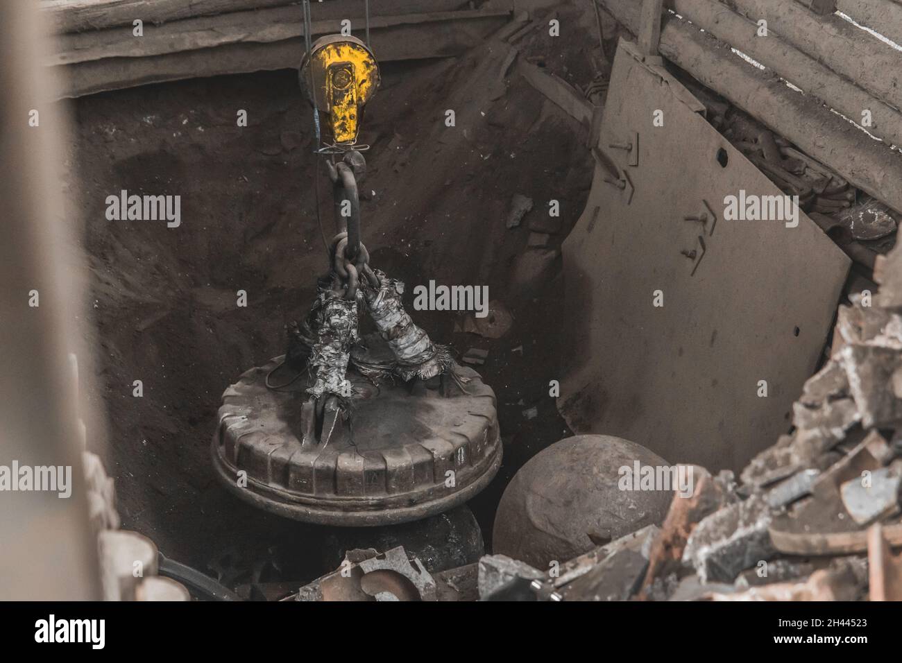 Magnet crane hi-res stock photography and images - Alamy