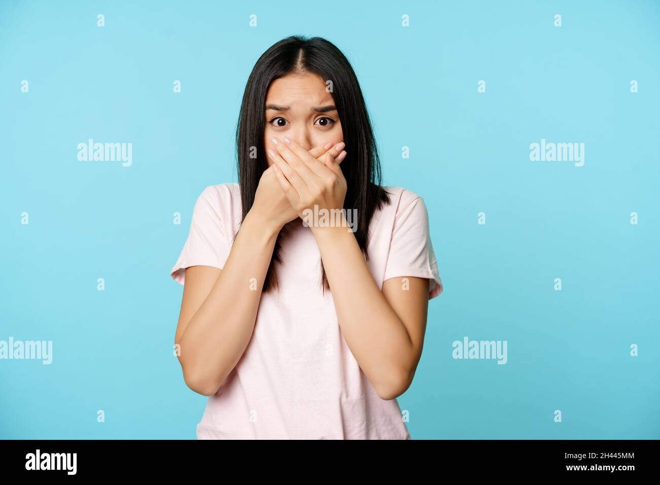 Teen girl shocked startled hi-res stock photography and images - Alamy