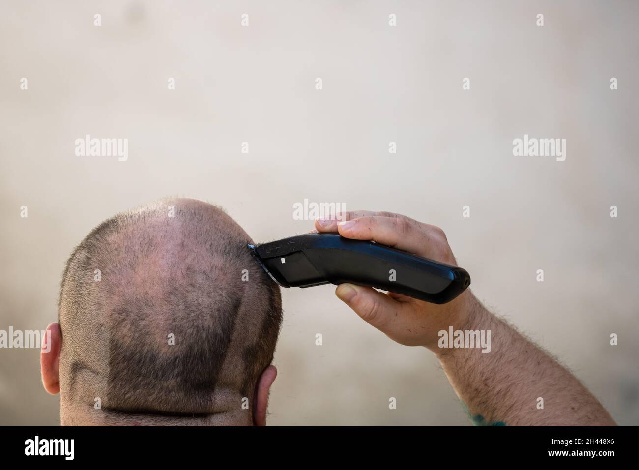 Male shaving or trimming his hair using a hair clipper or electric razor Stock Photo - Alamy