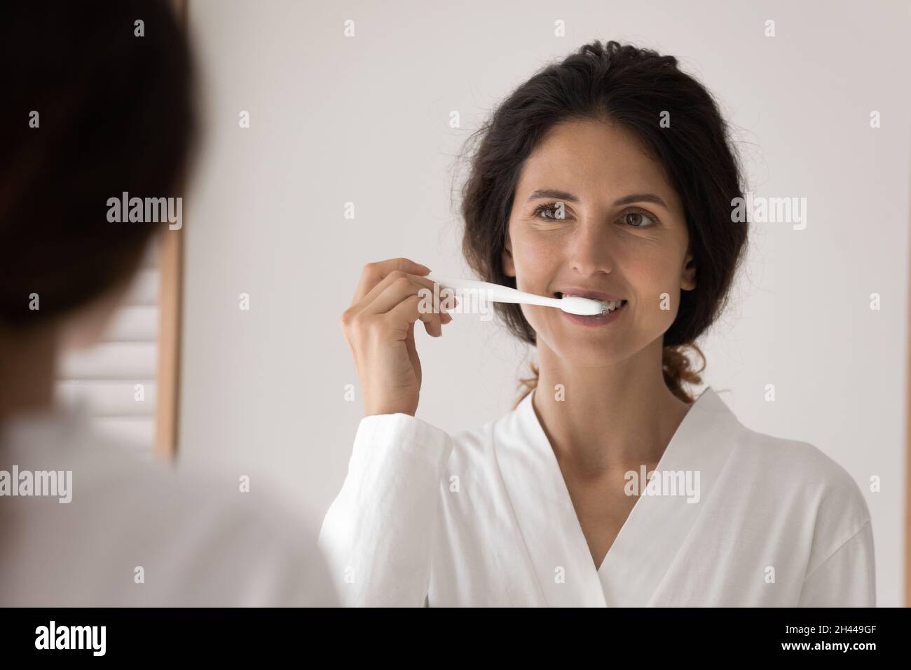 Brush her teeth hi-res stock photography and images - Alamy