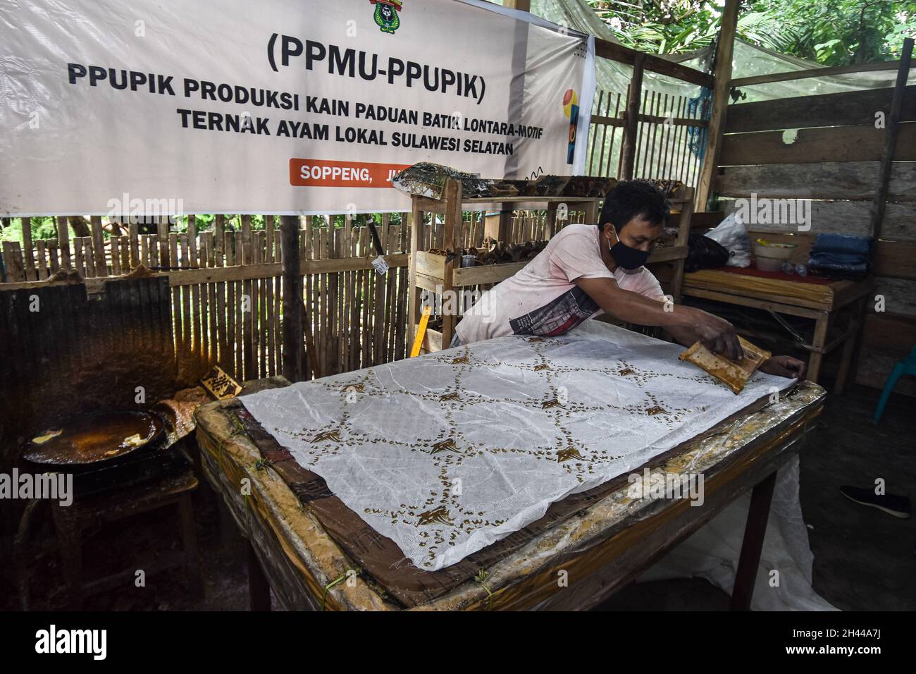 Phinisi ships hi-res stock photography and images - Alamy