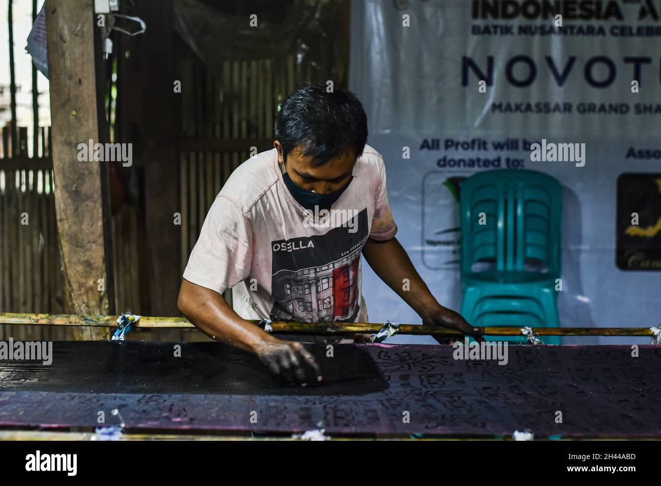 Soppeng, Indonesia. 31st Oct, 2021. A worker is coloring Soppeng's ...