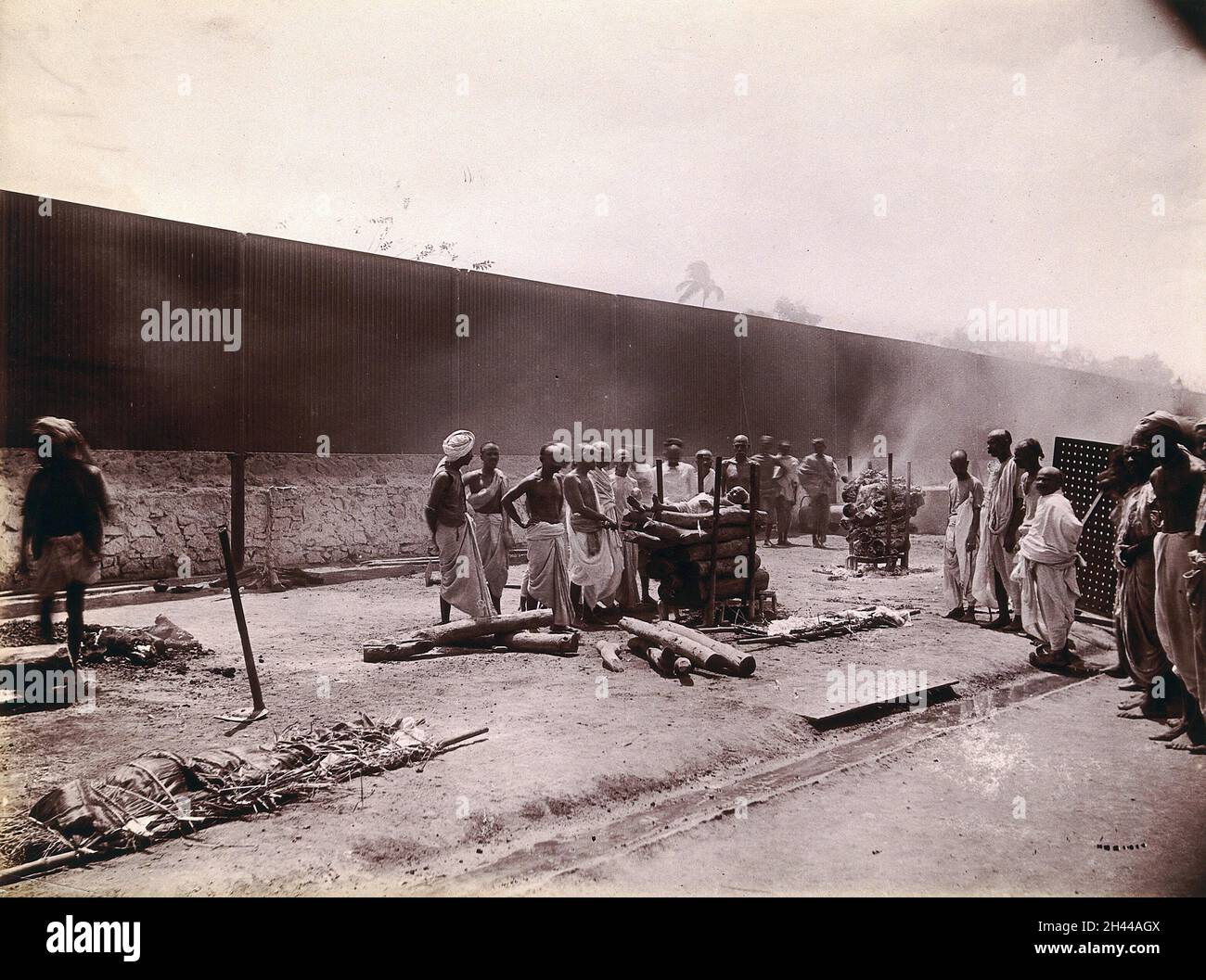 Man during hindu cremation ceremony hi-res stock photography and images ...