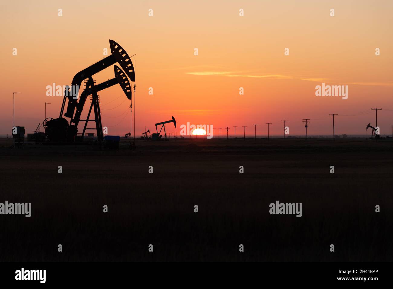 Old oil rigs hi-res stock photography and images - Alamy