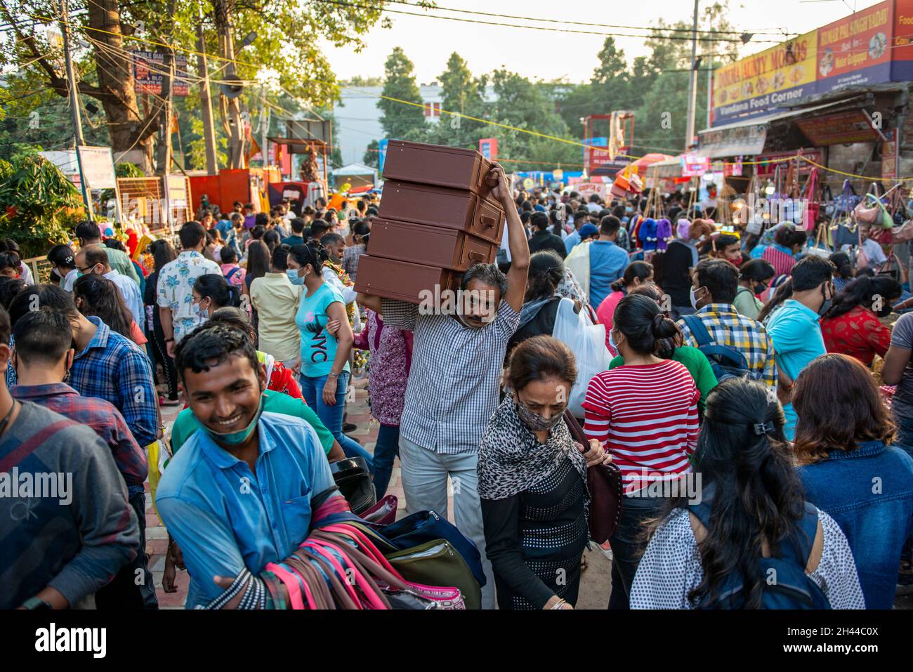 New Delhi, India. 31st Oct, 2021. Crowds of people seen shopping at ...
