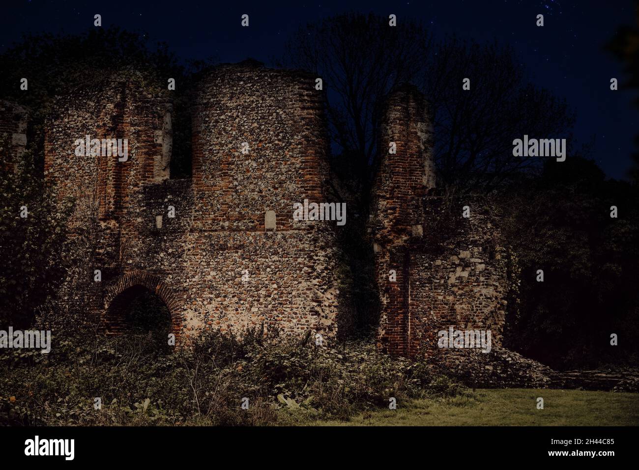 Old scary castle ruins hi-res stock photography and images - Alamy