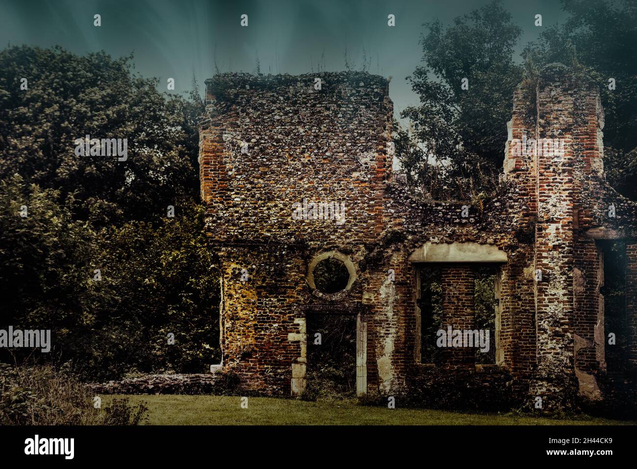 Old scary castle ruins hi-res stock photography and images - Alamy