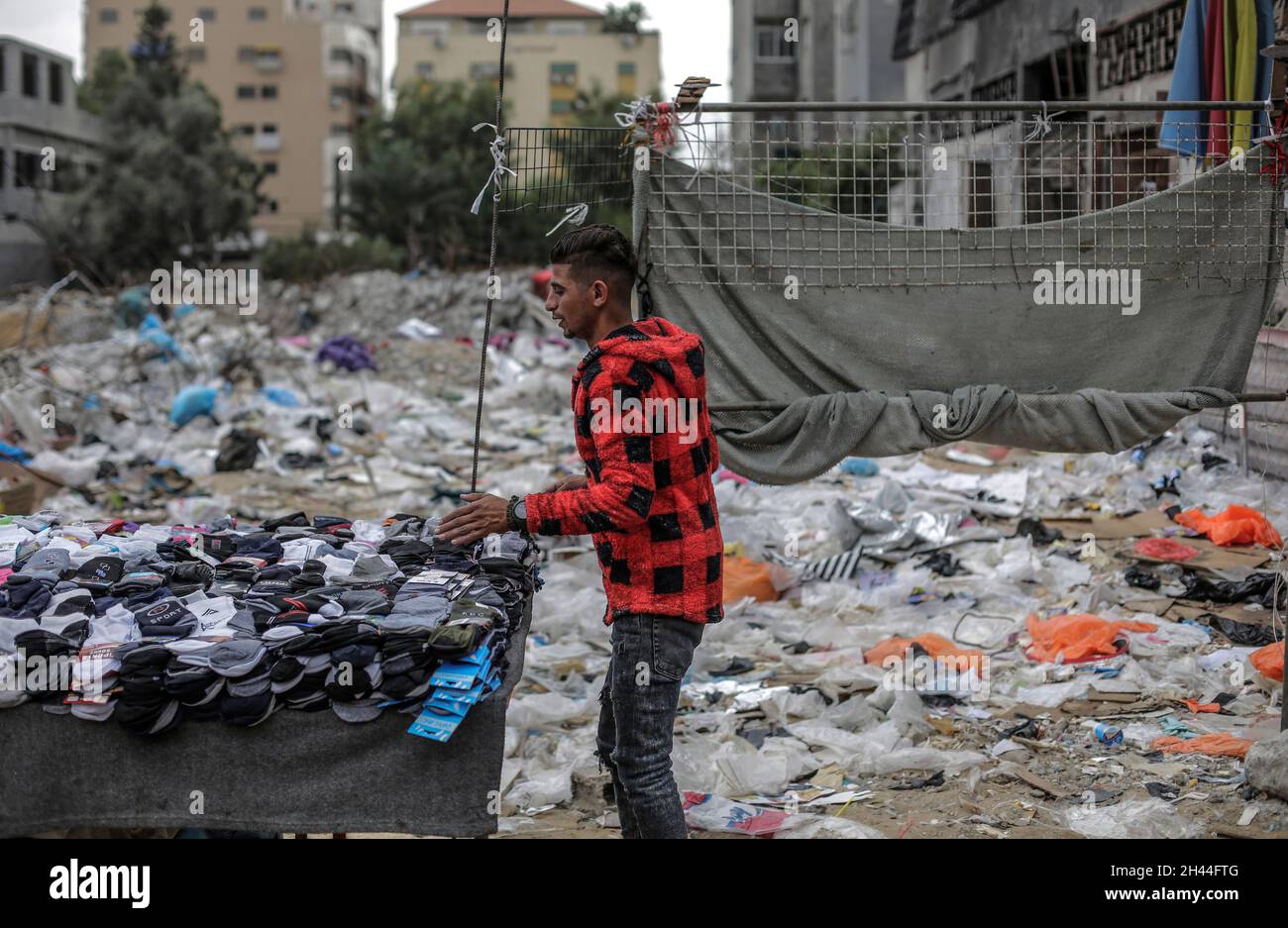 Gaza, Palestine. 31st Oct, 2021. A Palestinian street vendor displays ...
