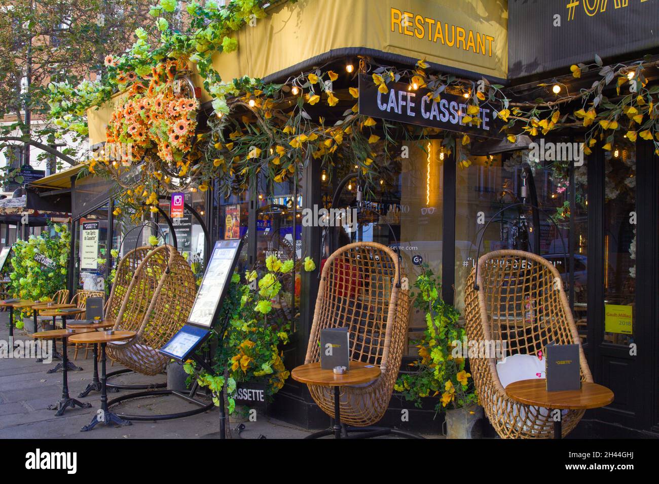 Cafe terrace scene hi-res stock photography and images - Alamy