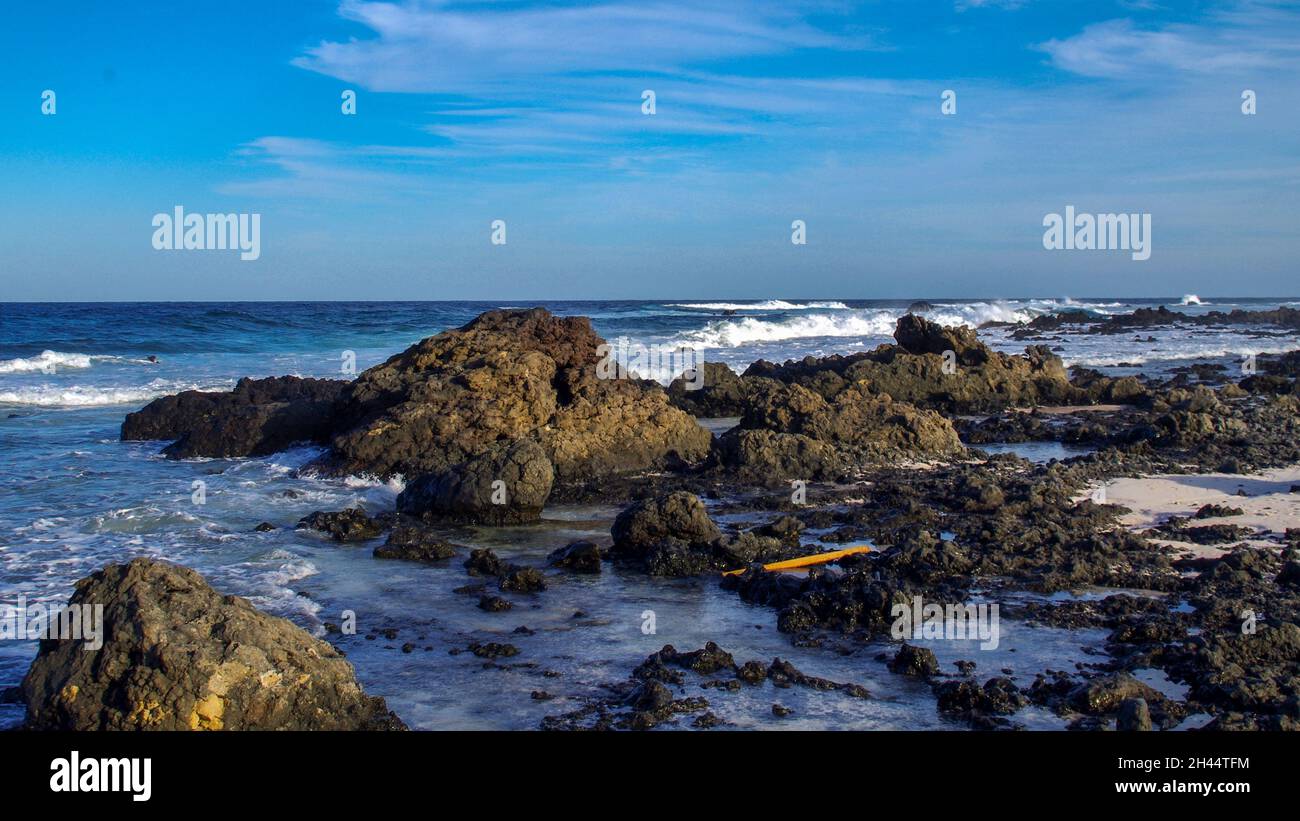 Big rocks wavy sea hi-res stock photography and images - Alamy