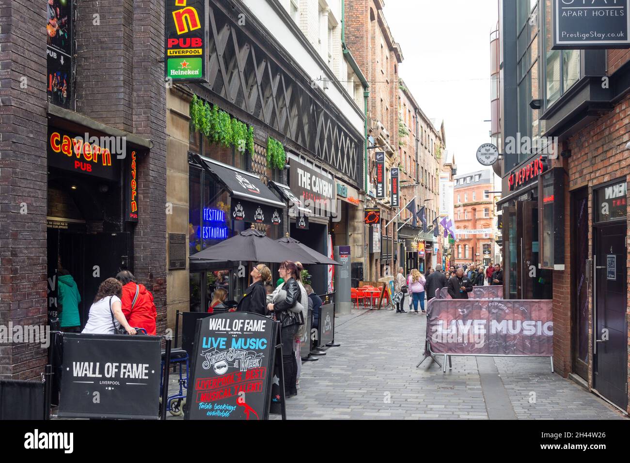 Tourists at entrance to The Cavern Club, Mathew Street, Liverpool ...