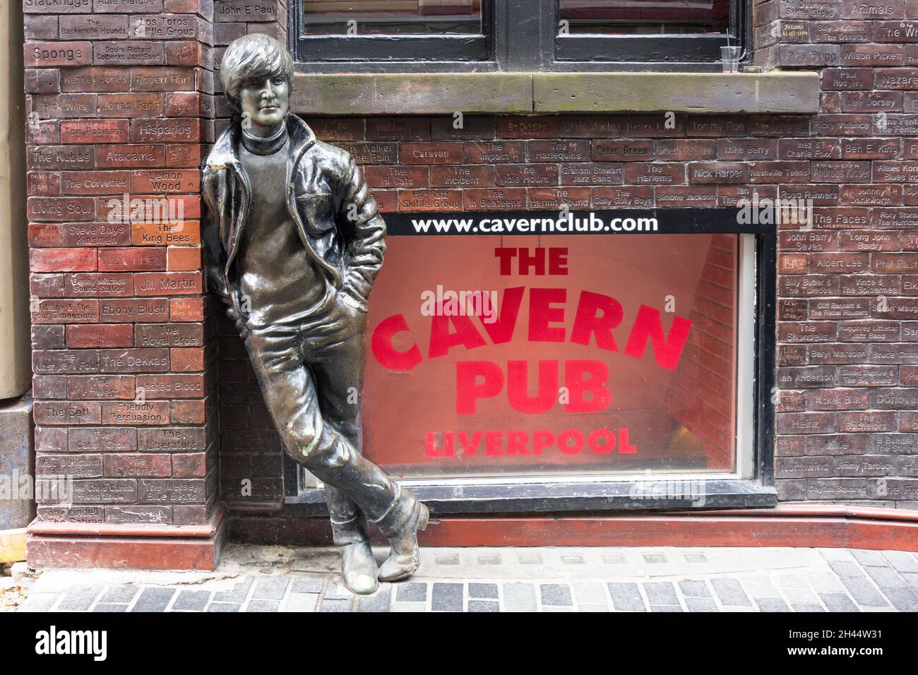 John Lennon statue outside The Cavern Pub, The Cavern Quarter, Mathew ...
