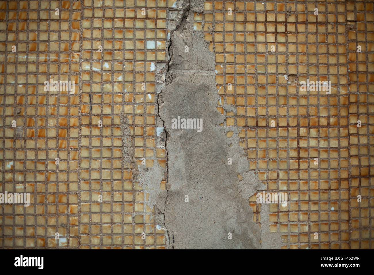 Tiles fracture hi-res stock photography and images - Alamy