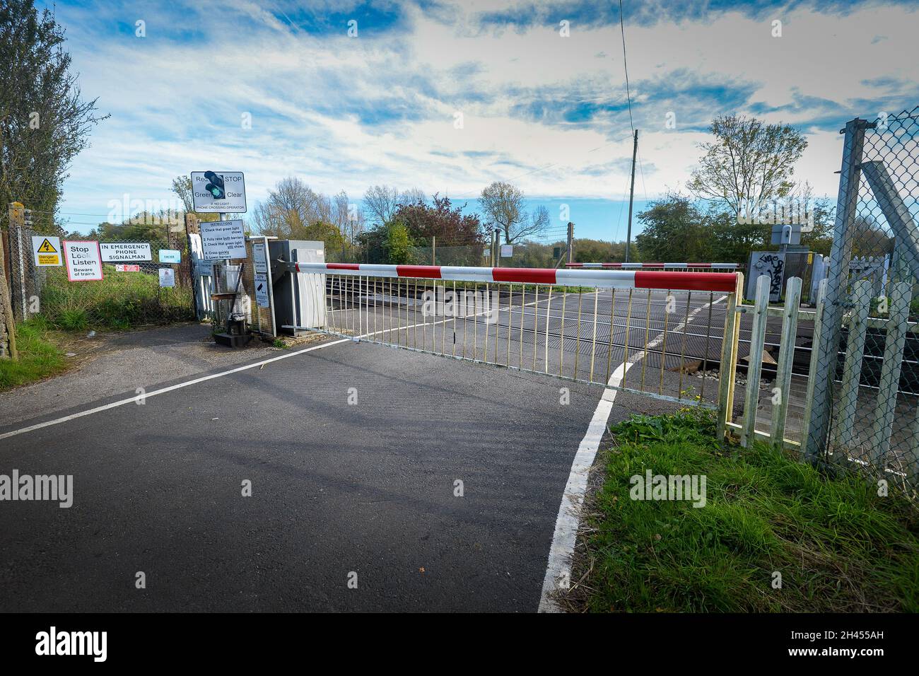 Railway crossing gates barrier hi-res stock photography and images - Alamy