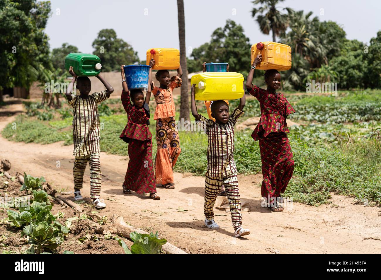 African children carrying water hi-res stock photography and images - Alamy
