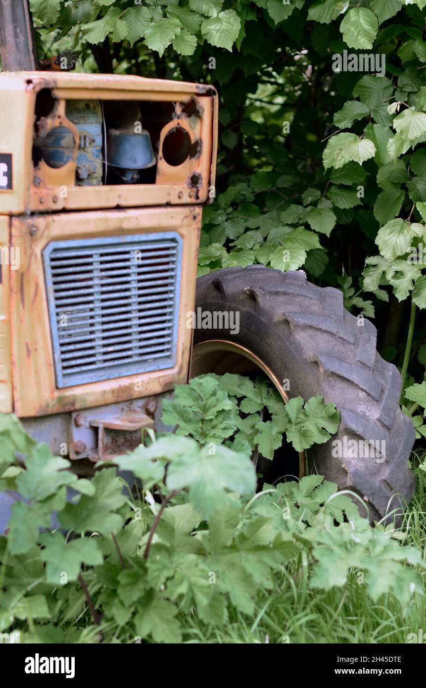 old fashioned vintage abandoned classic farm tractor Stock Photo - Alamy