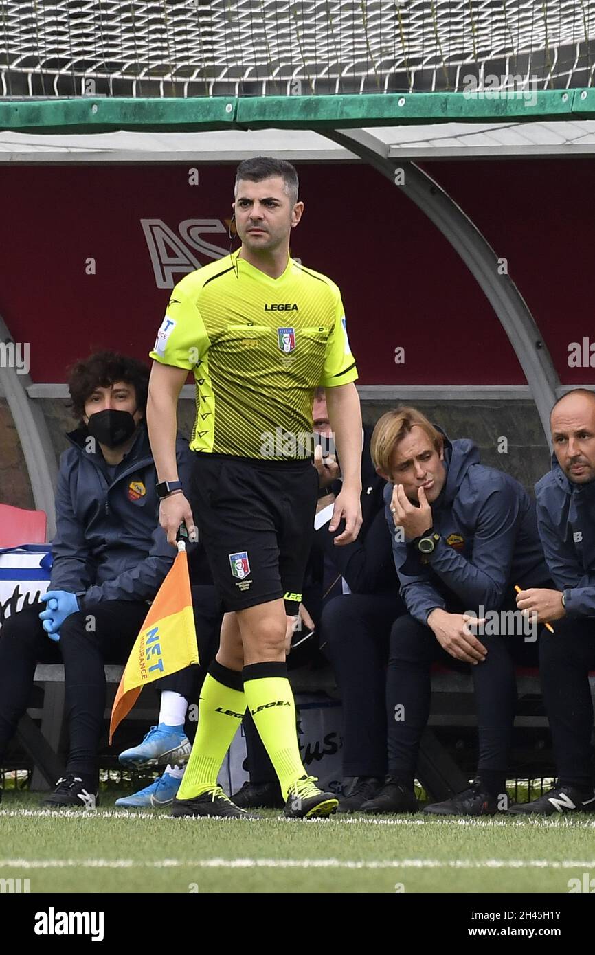 Lineman soccer hi-res stock photography and images - Alamy