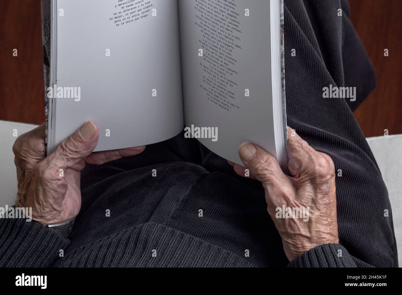 Hands holding book hi-res stock photography and images - Alamy