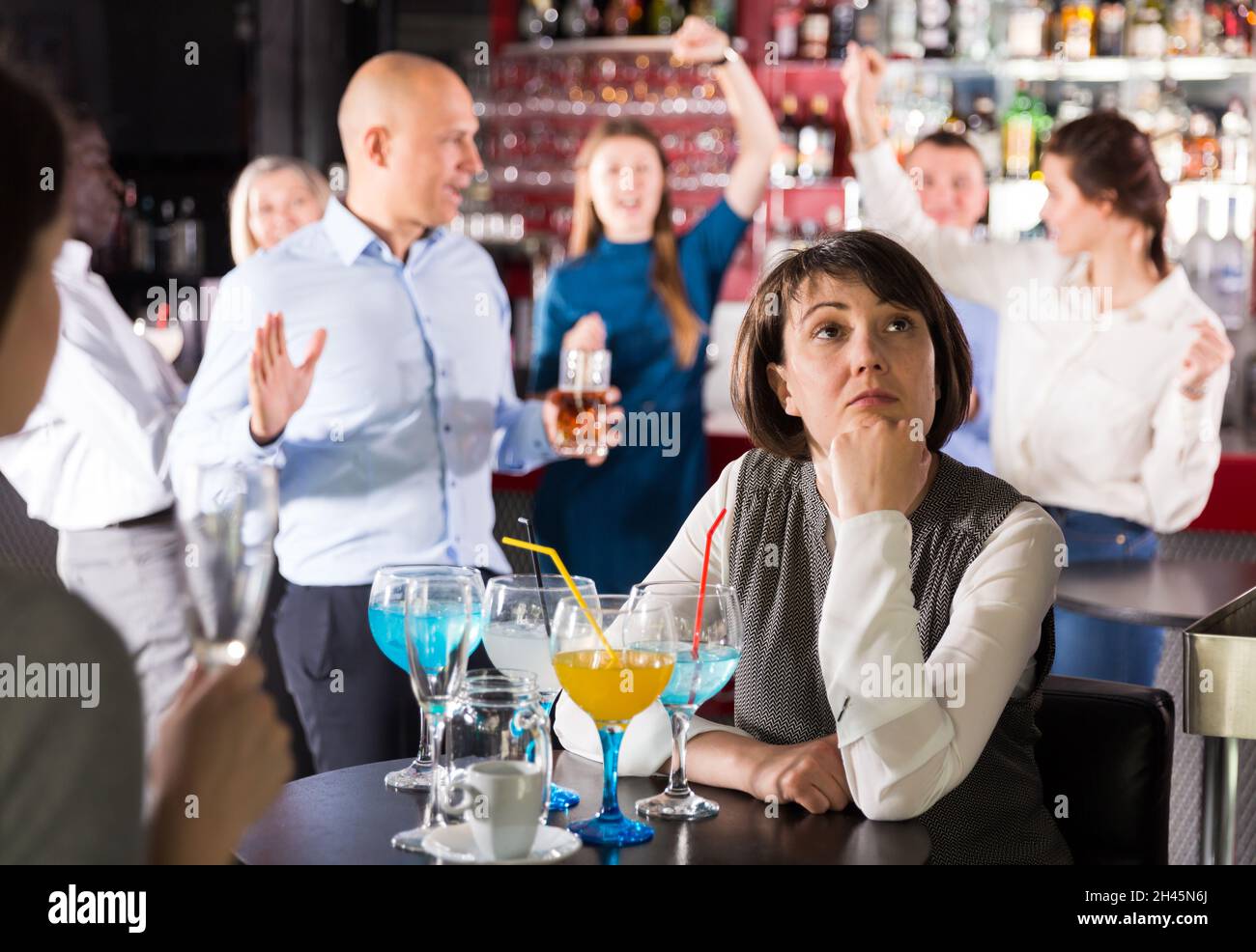 Woman alone bar sad hi-res stock photography and images - Alamy