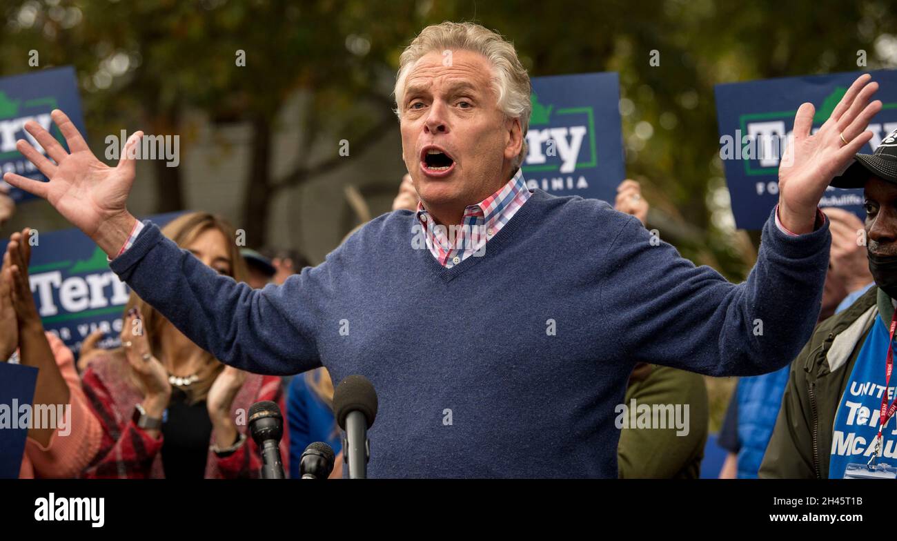 Manassas, Virginia, USA. 31st Oct, 2021. TERRY MCAULIFFE, Democratic ...