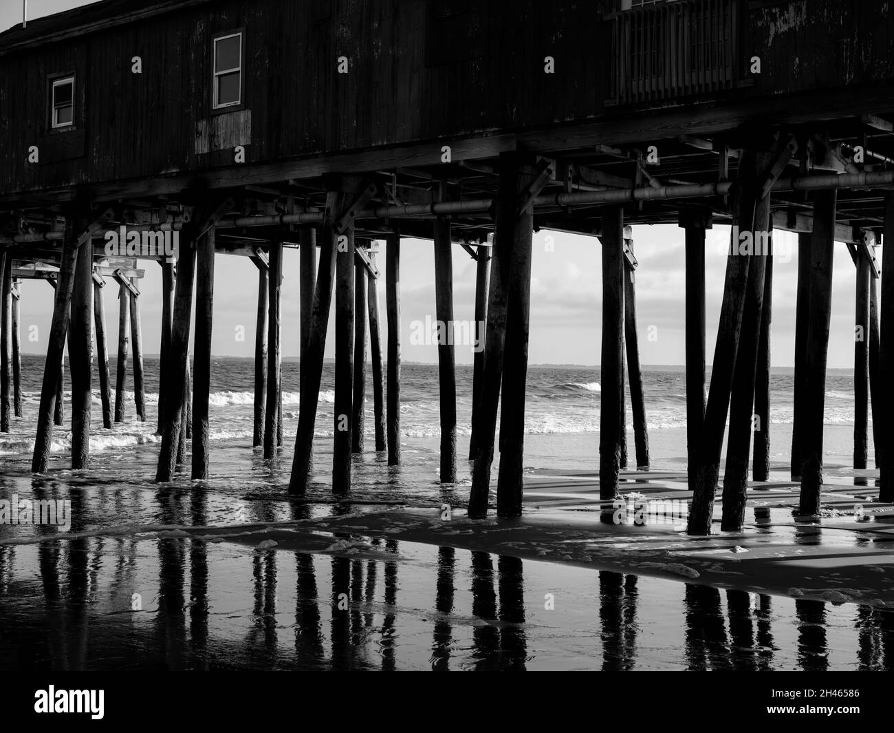Old pier pilings hi-res stock photography and images - Alamy