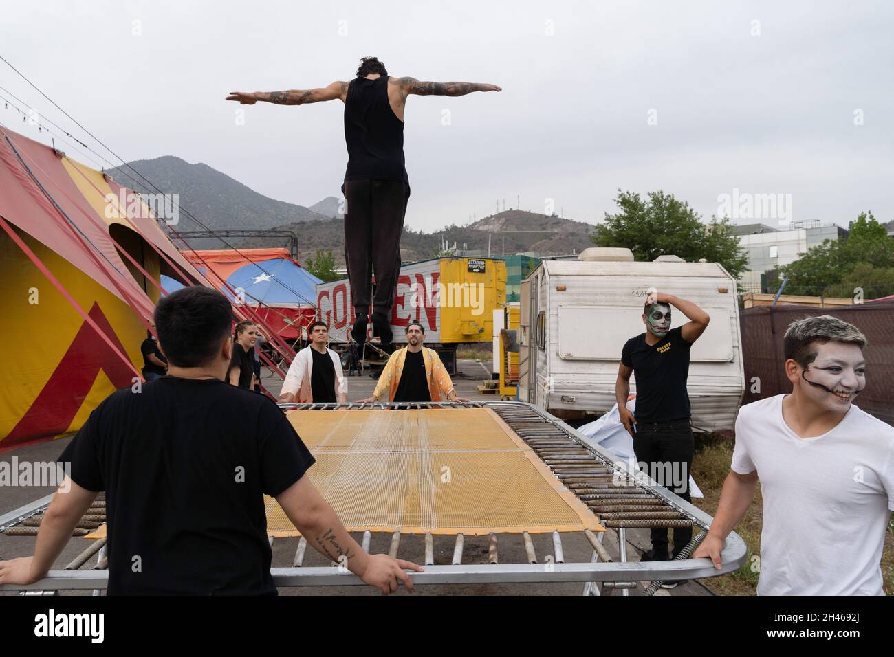 Santiago, Metropolitana, Chile. 31st Oct, 2021. An acrobat prepares ...