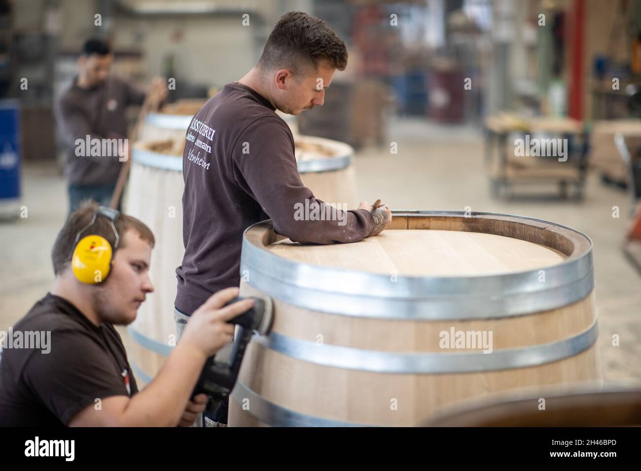 PRODUCTION - 11 October 2021, Bavaria, Eußenheim: The beaders Tobias ...